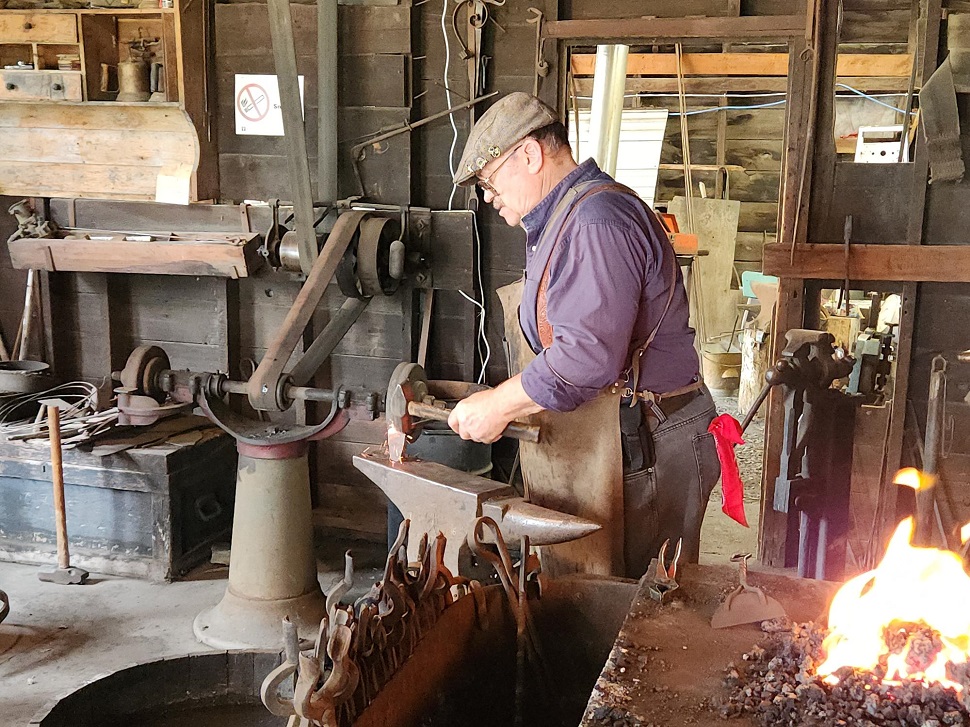 Firey forging lights up the Docs Town blacksmith - SwiftCurrentOnline.com - Local news, Weather ...